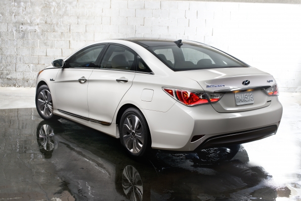 2014 SONATA HYBRID REFRESHES INTERIOR WITH NEW STANDARD PREMIUM FEATURES AND MAXIMIZES ELECTRIC ONLY DRIVING EFFICIENCY Hyundai Newsroom